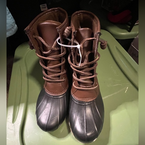 Amazon Essentials | Shoes | Brown And Navy Blue Duck Boots Size 8 Euc ...